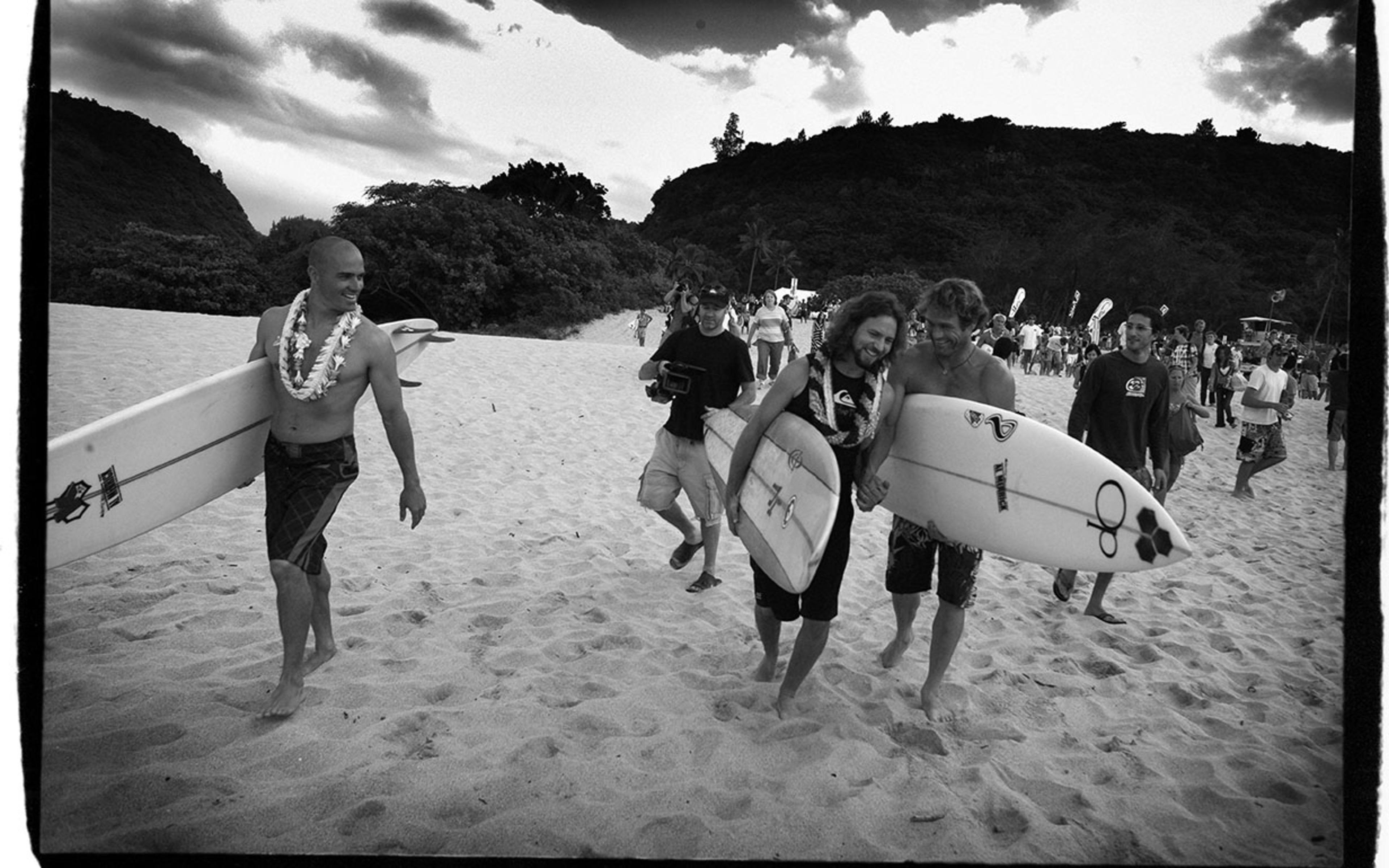 Kelly Slater, Eddie Vedder and the Story Behind a Waimea Bay Moment